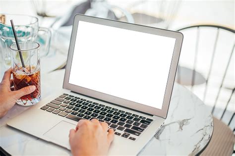 빈 흰색 데스크톱 화면으로 랩톱 키보드를 사용하고 입력하는 여성 컴퓨터에 대한 스톡 사진 및 기타 이미지 컴퓨터 모형