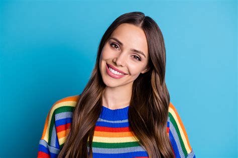 그녀의 클로즈업 초상화 그녀의 좋은 매력적인 사랑스러운 사랑스러운 쾌활한 갈색 머리 의 여성 미용실 절차 고립 된 밝은 선명한 선명한 푸른 색 배경 다중 색상에 대한 스톡