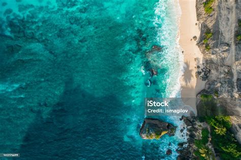 절벽이있는 바위가 많은 해변의 공중 무인 항공기 탑 뷰 샷 인도 바다 해안 텍스트 공간을 복사합니다 자연과 여행 배경 아름다운 자연 여름 휴가 여행 개념 파도와 모래 0명에