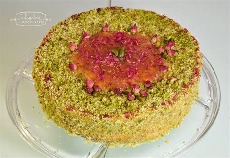 Торта Медовик с шамфъстък и сладко от рози