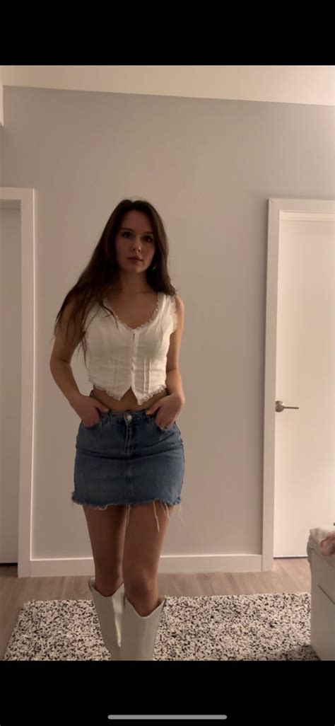 White Top With Jean Skirt And White Cowgirl Boots Cowgirl Dresses White Cowgirl Boots