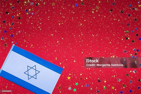 이스라엘 독립기념일 축제 빨간색 배경에 이스라엘의 국기입니다 축하 애국심과 축하의 개념 공간을 복사합니다 플랫 레이 0명에 대한 스톡 사진 및 기타 이미지 Istock