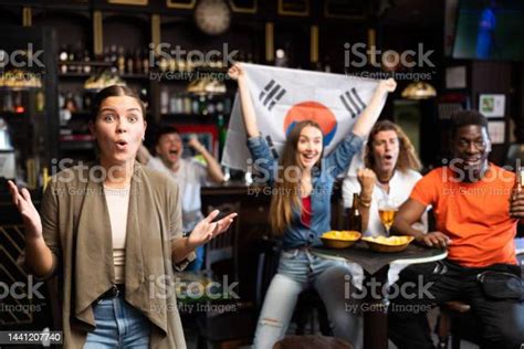 맥주 바에서 좋아하는 팀의 승리를 축하하는 한국의 국기를 가진 행복한 친구들 18 19세에 대한 스톡 사진 및 기타 이미지 18 19세 20 24세 30 34세
