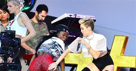 톱女가수 A양 공연중 레즈비언 퍼포먼스 물의 엉덩이 비비며