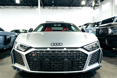 고급스러운 디자인 고성능 교통 나무 나무가 우거진 지역 도로 독일 공학 뒷모습 로고 로드 트립 맑은 날 미등 반짝반짝 빛나는 빛나는 표면 세련된