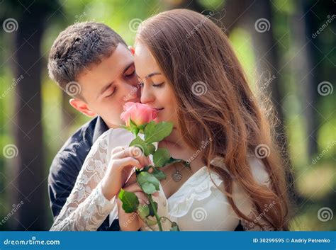 Liefde En Affectie Tussen Een Jong Paar Stock Afbeelding Image Of Vreugde Liefde