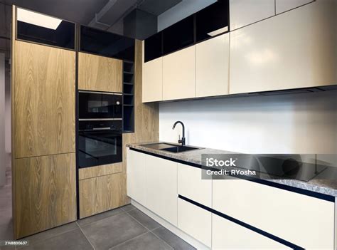 도시의 소박한 로프트 스타일 주방 인테리어 나무 외관과 석기 인덕션 스토브 호브 밥솥 싱크대 전자레인지 및 오븐 냉장고 식기