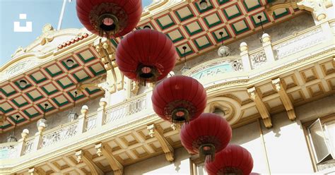 지붕에 빨간 등불이 매달려있는 건물 사진 Unsplash의 무료 중국 등불 이미지