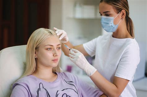 얼굴 입술에 주사를 만드는 미용사 의 손 젊은 여자 도착 아름다움 얼굴 주사 에 의료 클리닉 건강관리와 의술에 대한 스톡 사진 및 기타 이미지 Istock