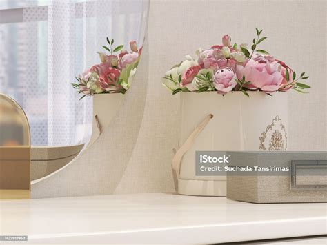 침실에 장미 꽃 양동이와 프레임이없는 둥근 거울이있는 아름답고 고급스러운 나무 베이지 색 드레싱 테이블 화장대에 대한 스톡 사진 및 기타 이미지 Istock