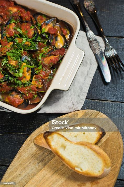 고 실 란 트와 파마산 치즈를 곁들인 토마토 소스로 구운 홍합 갑각류에 대한 스톡 사진 및 기타 이미지 갑각류 검은색 금속 Istock