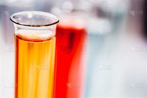 实验室中的试管。药物发现，药理学和生物技术概念。科学和医学研究背景。