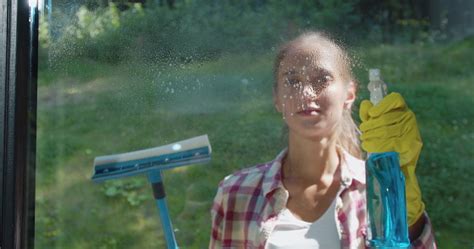 사람들 가사 및 하우스 키핑 개념 집에서 헝겊과 클렌저 스프레이와 장갑 청소 창에 여자 가사 집안일에 대한 스톡 사진 및 기타 이미지 Istock