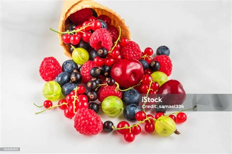신선한 여름 베리 라즈베리 체리 블루 베리 레드 커런트와 와플 아이스크림 콘구스 베리 개념에 대한 스톡 사진 및 기타 이미지 개념 개체 그룹 건강한 생활방식 Istock