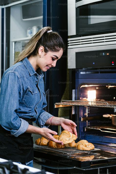 멕시코 라틴 아메리카의 부엌에서 오븐에서 크로와상을 굽는 젊은 라틴 여성 사진 Unsplash의 라틴 아메리카 및 히스패닉 문화 이미지