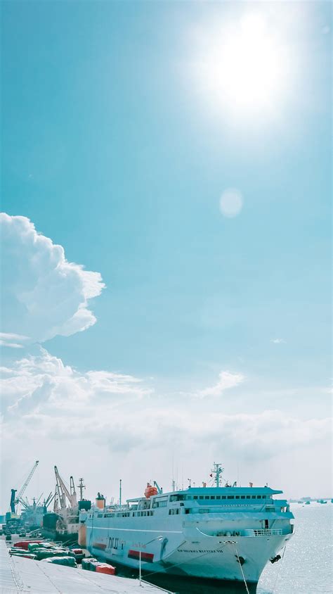 낮에는 흰 구름과 푸른 하늘 사진 Unsplash의 무료 사람의 이미지