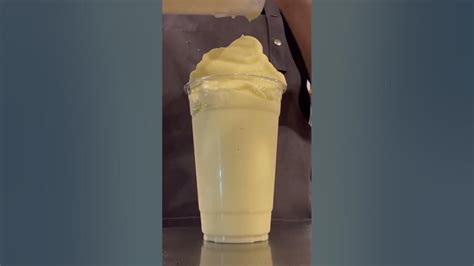 메가커피 Vlog 스무디 이만큼 담아주는 알바생 어떤가요 Youtube