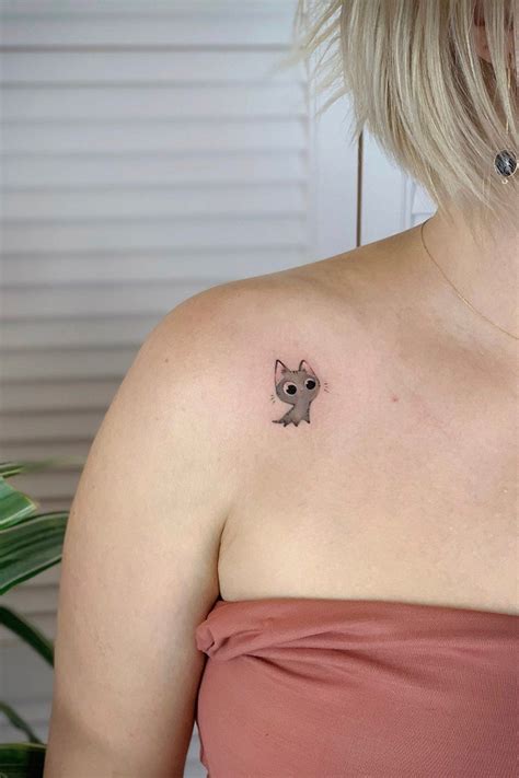 Татуировка кошка в стиле минимализм на ключице ในปี 2024