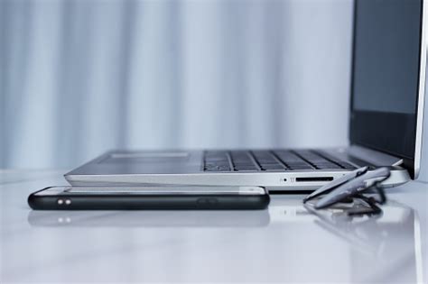 노트북 스마트폰 안경 커피가 있는 업무용 책상의 측면 모습 라이프 스타일과 기술 0명에 대한 스톡 사진 및 기타 이미지 0명