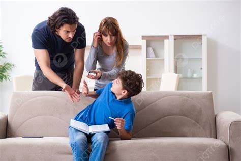 어린 소년과 가족과 함께하는 미성년자 흡연의 개념 어린 소년과 가족과 함께하는 미성년자 흡연의 개념 사진 배경 및 무료 다운로드를위한 그림 Pngtree