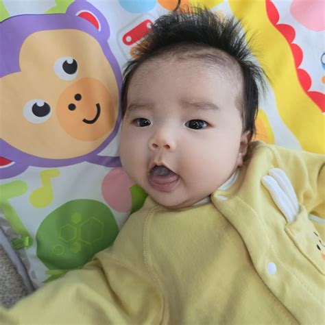 박윤희 오늘의 이수💕 ⠀ ⠀ ⠀ ⠀ 어서와 체육관은 처음이지😉 ⠀ ⠀ 장난감 도서관에서 대여한 아기체육관 아직은 체육관보단 엄마 따라다니느라 바쁜 서이수찡