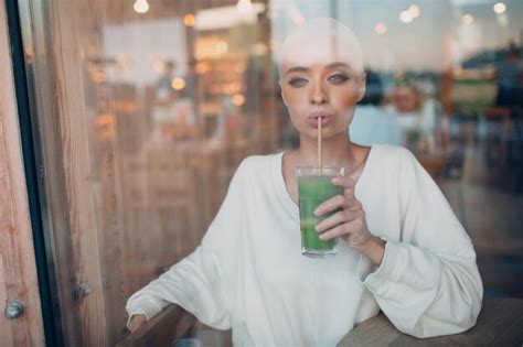 Joven Milenaria Rubia De Pelo Corto Interior Con Batido Verde Foto Premium