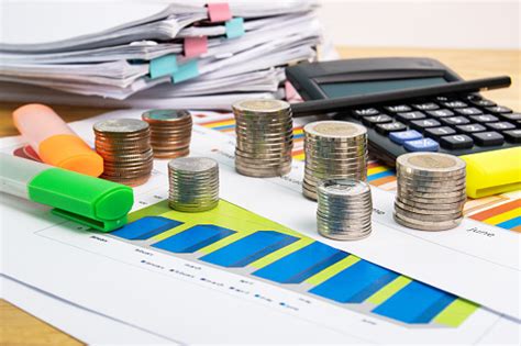 비즈니스 종이 그래프와 연필이 있는 동전 의 스택차트 보고서 계산기 개념의 비용 소득 및 비용 가격에 대한 스톡 사진 및 기타 이미지 Istock