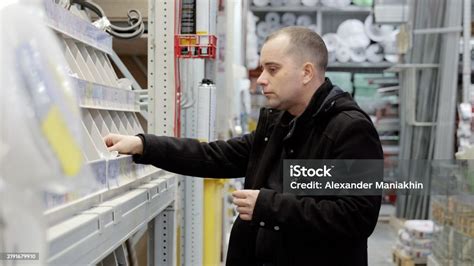 철물점 서랍에서 금속 부품을 주의 깊게 검색하고 집 수리 작업 및 Diy 프로젝트를 위한 정확한 부품을 선택하는 남성 고객 Diy에 대한 스톡 사진 및 기타 이미지 Istock