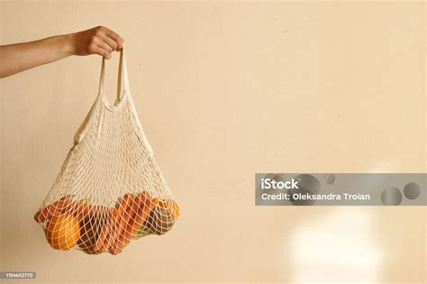 여자 손은 야채와 문자열 쇼핑백을 들고 따뜻한 흙 색조의 과일 제로 폐기물 그물망에 대한 스톡 사진 및 기타 이미지 그물망 슈퍼마켓 식료품 Istock
