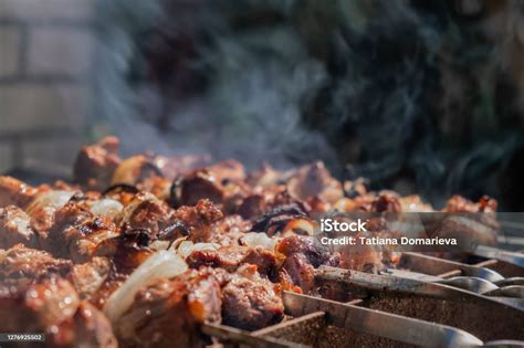 돼지 고기 쉬쉬 케밥 은 꼬치에 매달려 화로에 요리 최고 보기 고기에 대한 스톡 사진 및 기타 이미지 고기 구이 굽기 Istock