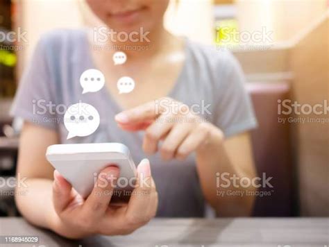 모바일 스마트 폰에 텍스트를 입력하는 여자 응용 프로그램 통신 디지털 미디어 웹 사이트 및 소셜 네트워크에 온라인 라이브 채팅 채팅 말하기에 대한 스톡 사진 및 기타 이미지