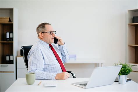 노트북 태블릿 및 메모와 함께 현대적인 사무실에서 일하는 고위 사업가 비즈니스 재무 사고 리더십의 개념 65 69세에 대한 스톡 사진 및 기타 이미지 Istock