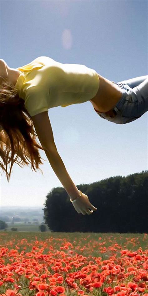 Завантажити шпалери на робочий стіл ПК Політ Жінки Чуттєвий Квітка безкоштовно 1078899