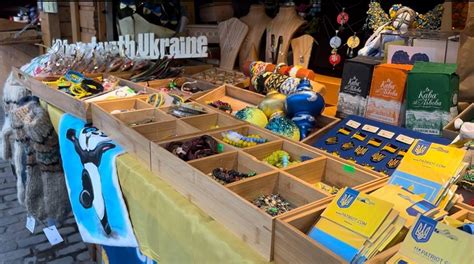 ВІДЕО Смаколики та вишиванки українське шале на різдвяному ярмарку Брюсселя