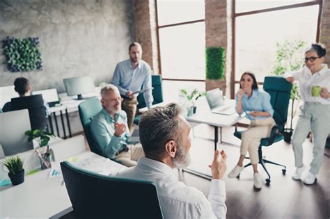 팀워크 사람들 함께 일하는 사람들 회의 브레인 스토밍 편안한 현대 사무실 로프트 룸 인테리어 작업 공간의 전신 사진 30 34세에 대한 스톡 사진 및 기타 이미지 Istock