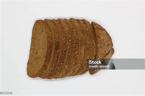 얇게 썬 검은 빵 커민을 곁들인 어두운 호밀 빵은 흰색 바탕에 조각으로 자른다 테이블 위에 밀 검은 빵 격리 곡물에서 밀기울 건강에 좋은 음식 채식 음식 생태 친화적 갈색에