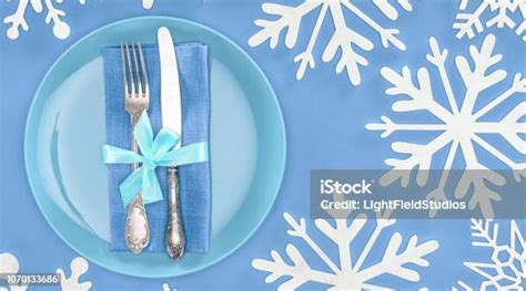 포크와 나이프 접시 블루에 고립 된 눈송이로 둘러싸인에 축제 리본 포장의 위에서 볼 0명에 대한 스톡 사진 및 기타 이미지 0명 12월 겨울 Istock