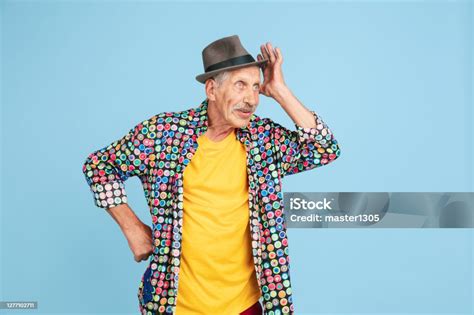 파란 배경에 고립 된 세련된 모자를 입은 선임 힙스터 남자 기술과 즐거운 노인 라이프 스타일 컨셉 65 69세에 대한 스톡 사진 및 기타 이미지 Istock