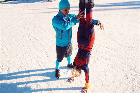 스키 슬로프에서 스키 강사의 도움으로 손잡이를하고있는 여성 25 29세에 대한 스톡 사진 및 기타 이미지 25 29세 2명 가루눈 Istock