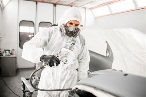 자동차 차체가 게에서 스프레이 건을 사용 하 여 자동차 파트에 페인트를 적용 한 회화 기술자 스프레이 도장에 대한 스톡 사진 및 기타 이미지 Istock