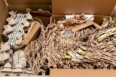 골판지 상자 안에서 재활용을 위해 분쇄 종이 판지 생태 배경 0명에 대한 스톡 사진 및 기타 이미지 0명 갈기갈기 찢어진 갈색 Istock