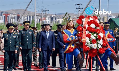Батлан хамгаалахын сайд С Бямбацогт энхийг сахиулагчдын дурсгалын цогцолборт цэцэг өргөж