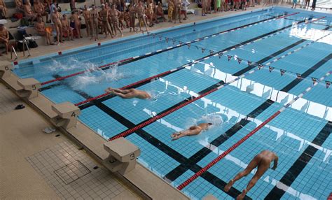 Limage Les Naturistes Se Jettent à Leau