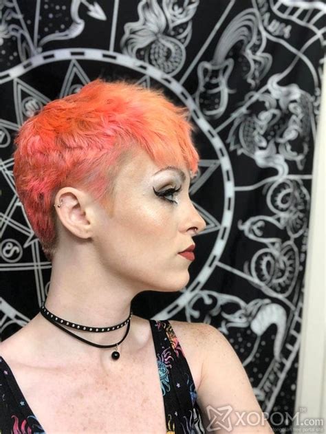 Уйтгартай үсний засалттай явахад амьдрал дэндүү богинохон учраас өөртөө эрс өөрчлөлт хийж өнгө