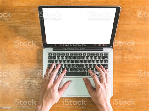 나무 테이블에 빈 화면으로 노트북을 사용 하 여 남자의 상위 뷰 바로 위에 대한 스톡 사진 및 기타 이미지 바로 위 빈 화면 컴퓨터 Istock