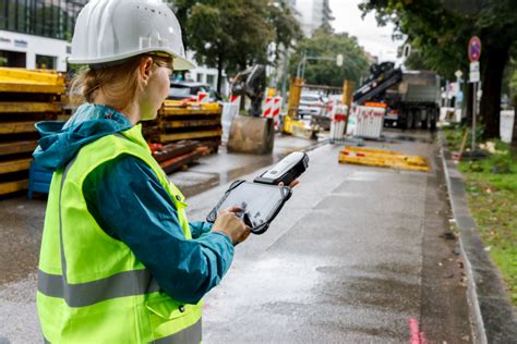 Smart Antennas Enable High Accuracy Gis Data Collection Leica Geosystems Surveying