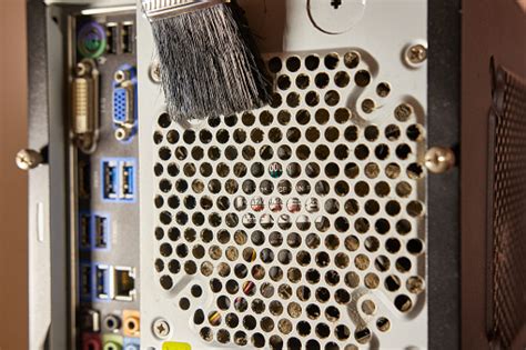 컴퓨터 케이스 그릴의 먼지 오염 Pc 관리 및 청소 Cpu에 대한 스톡 사진 및 기타 이미지 Cpu Usb 포트 근거리 초점 Istock