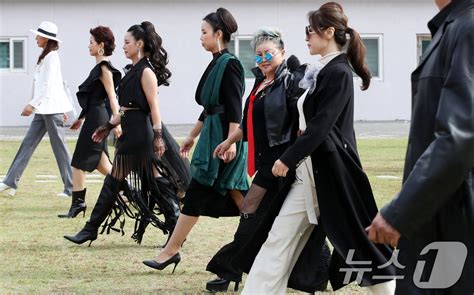 신중년 인생 2막 도전…시니어모델의 당당한 워킹 뉴스1