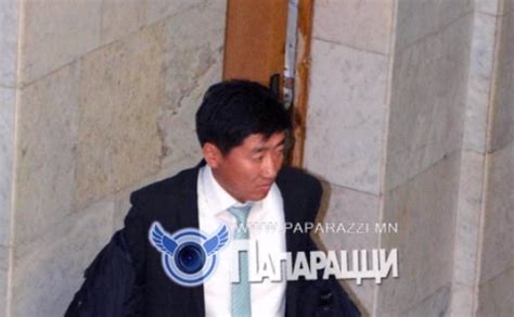 Дуучин Ч Бат Эрдэнэ гадаадад ч үндэсний хувцсаараа гангардаг