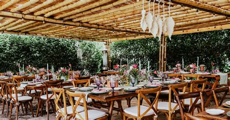 라틴 아메리카의 결혼식 피로연을 위해 장식된 테이블에 꽃과 접시가 있는 테이블이 있는 테라스 사진 Unsplash의 식당 이미지